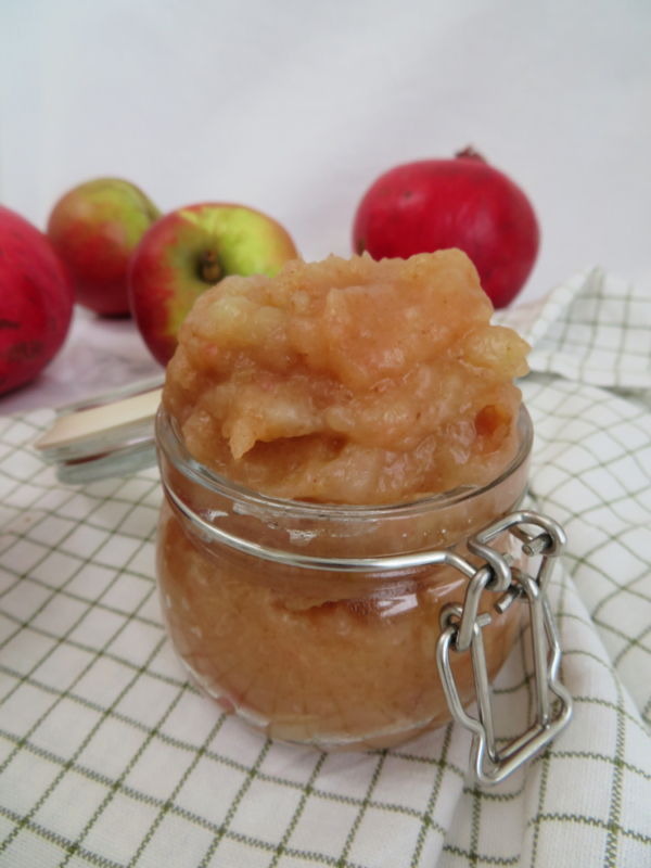 Easy Roasted Apple Purée - Perfect winter recipe RootsandCook